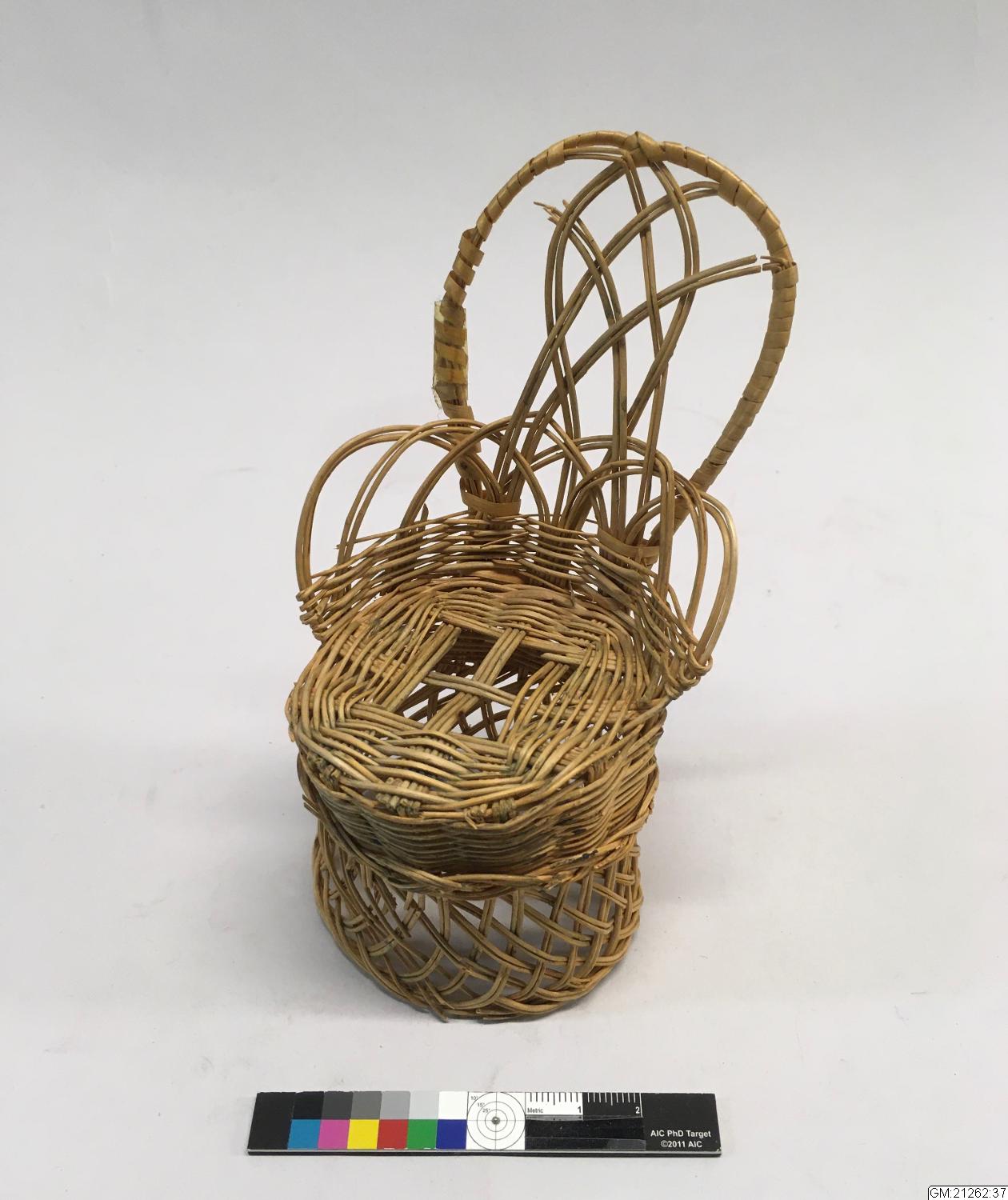 Kringla - dockskåpsföremål, korgstol